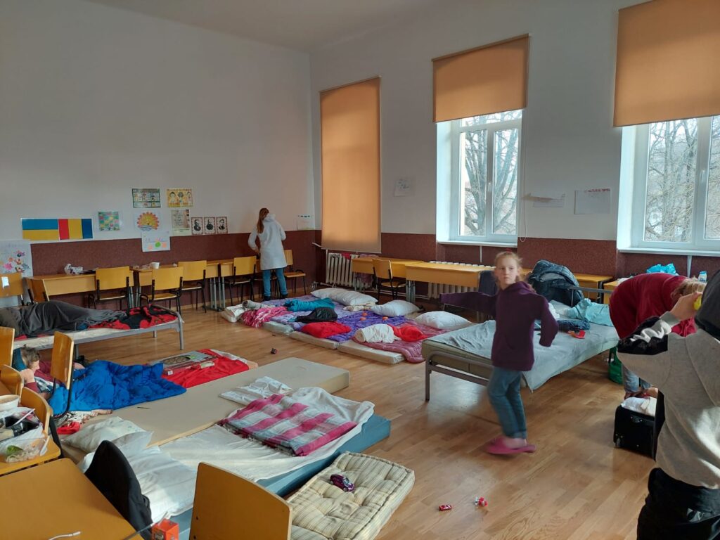 În taberele pentru refugiați din Siret și Rădăuți sînt 294 de oameni ...