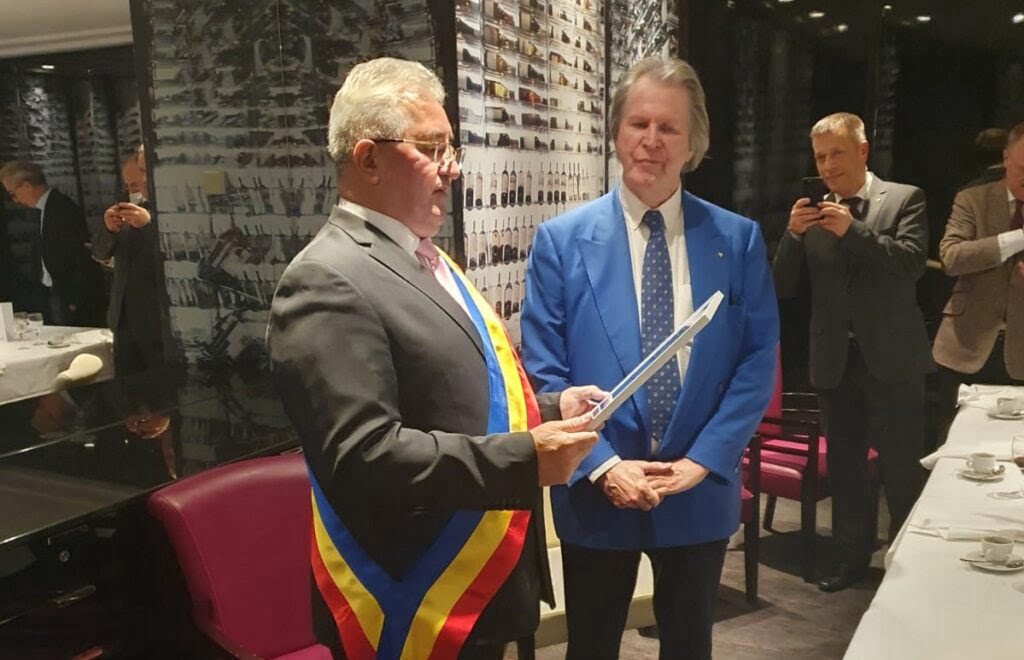 Primarul Lungu, la Paris, cu o diplomă și două medalii, la 100 de ani ...