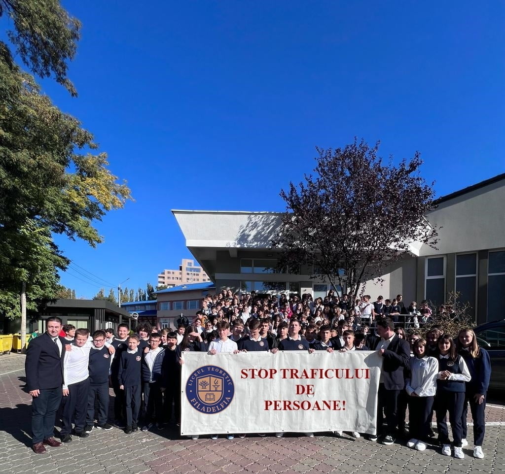 Banner cu mesajul ”Stop traficului de persoane”, afișat în curtea ...