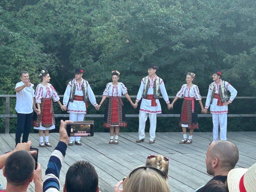 Nea Marin, prezență surpriză la Muzeul Satului Bucovinean. Acesta ar ...